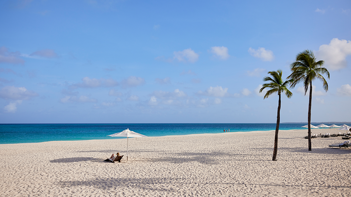 Zon, rotsen en strand op Aruba | Travel Counsellors